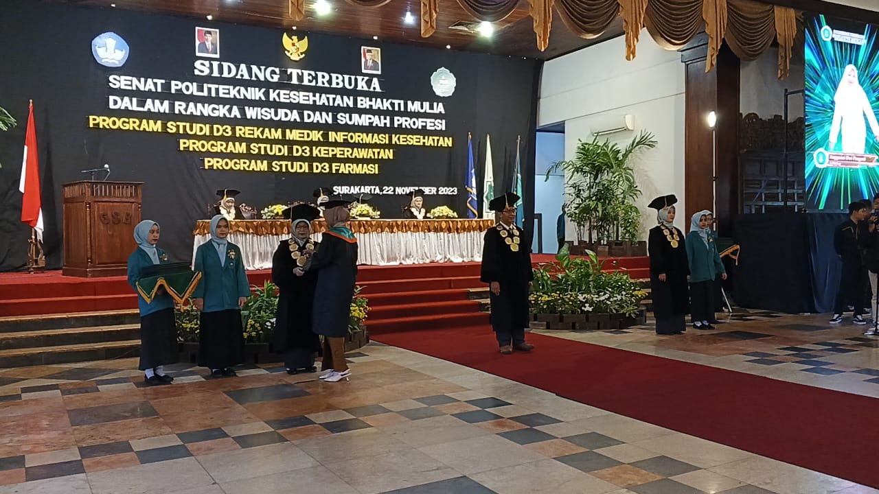 Dikukuhkan Pada Wisuda ke 21 Lulusan Terbaik Poltekkes Bhakti Mulia