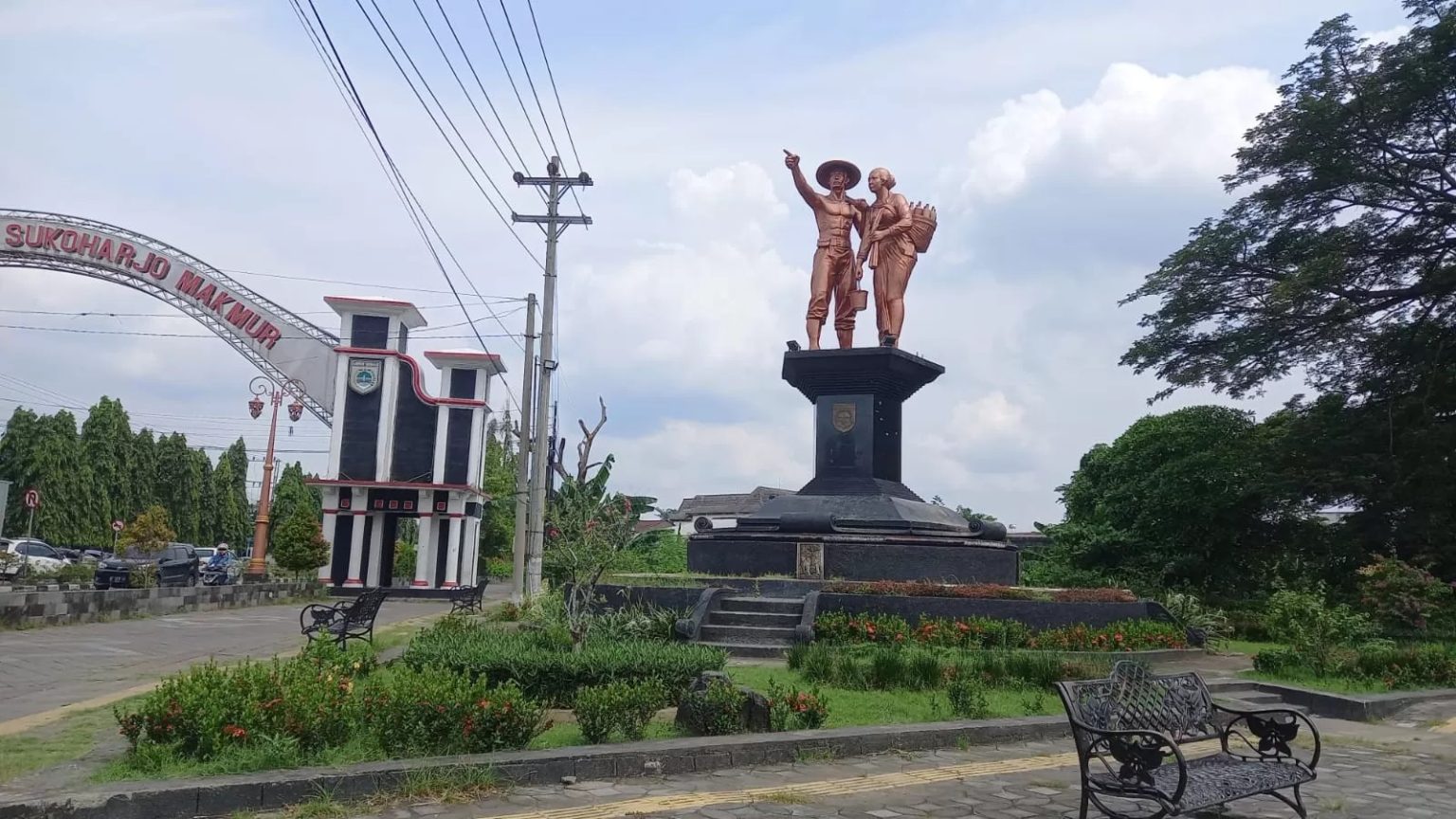 Patung Jamu, Simbol Cinta dan Kebersamaan di Kota Sukoharjo Makmur